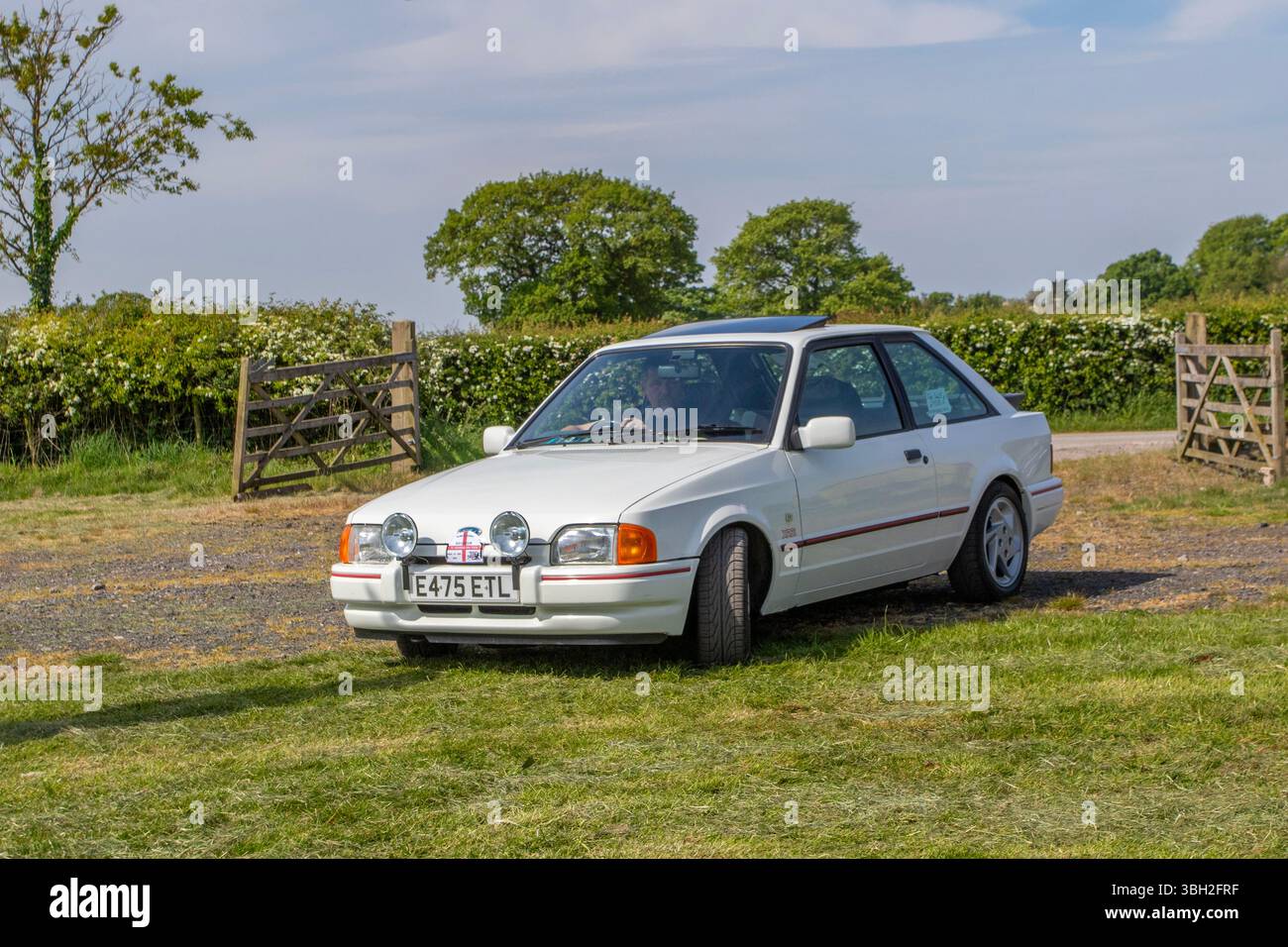 1988 80s eighties White Ford Escort Xr3 Inj Car Hatchback Petrol 1597 ...