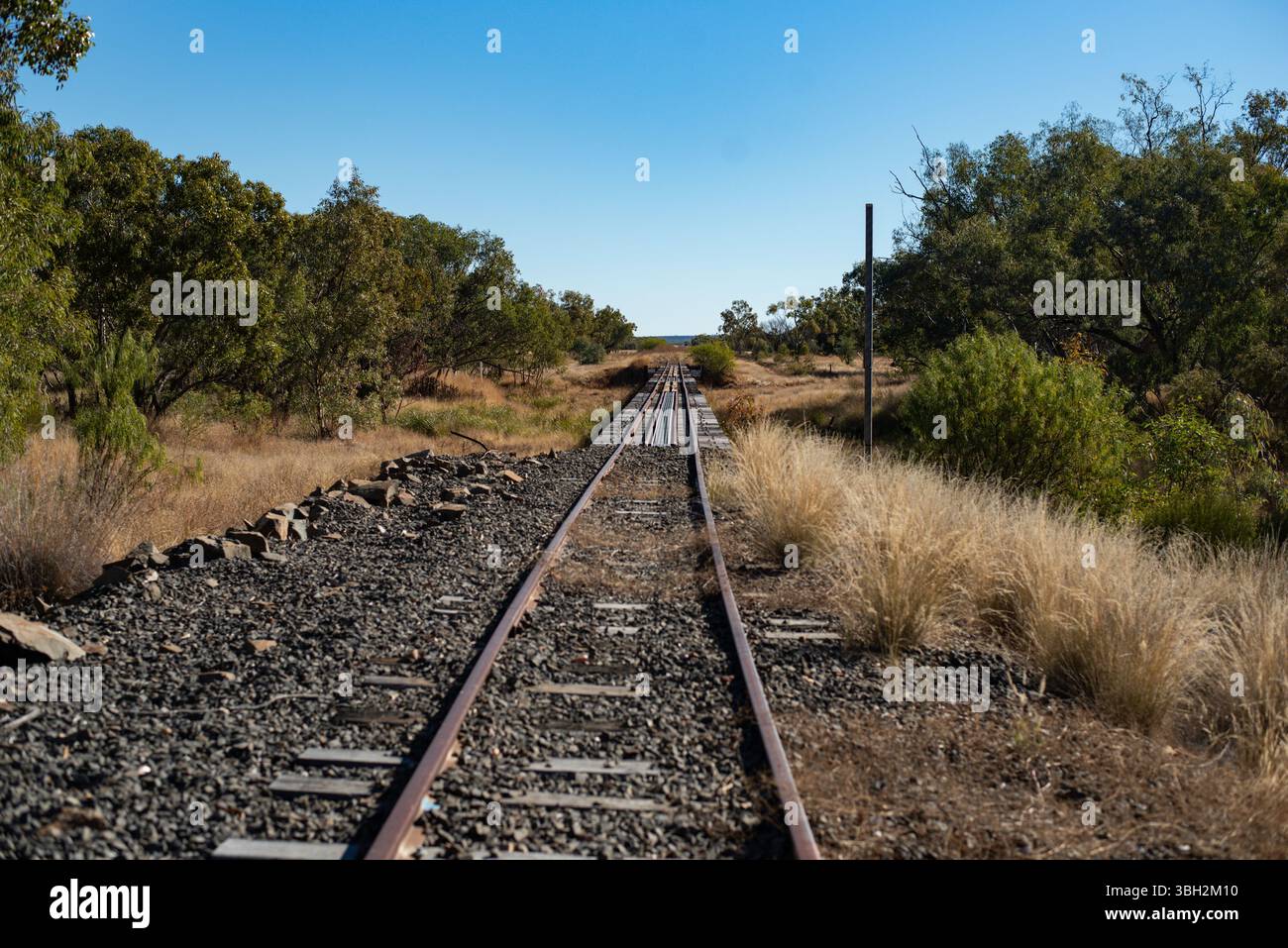 Railway tracks through countryside hi-res stock photography and images ...