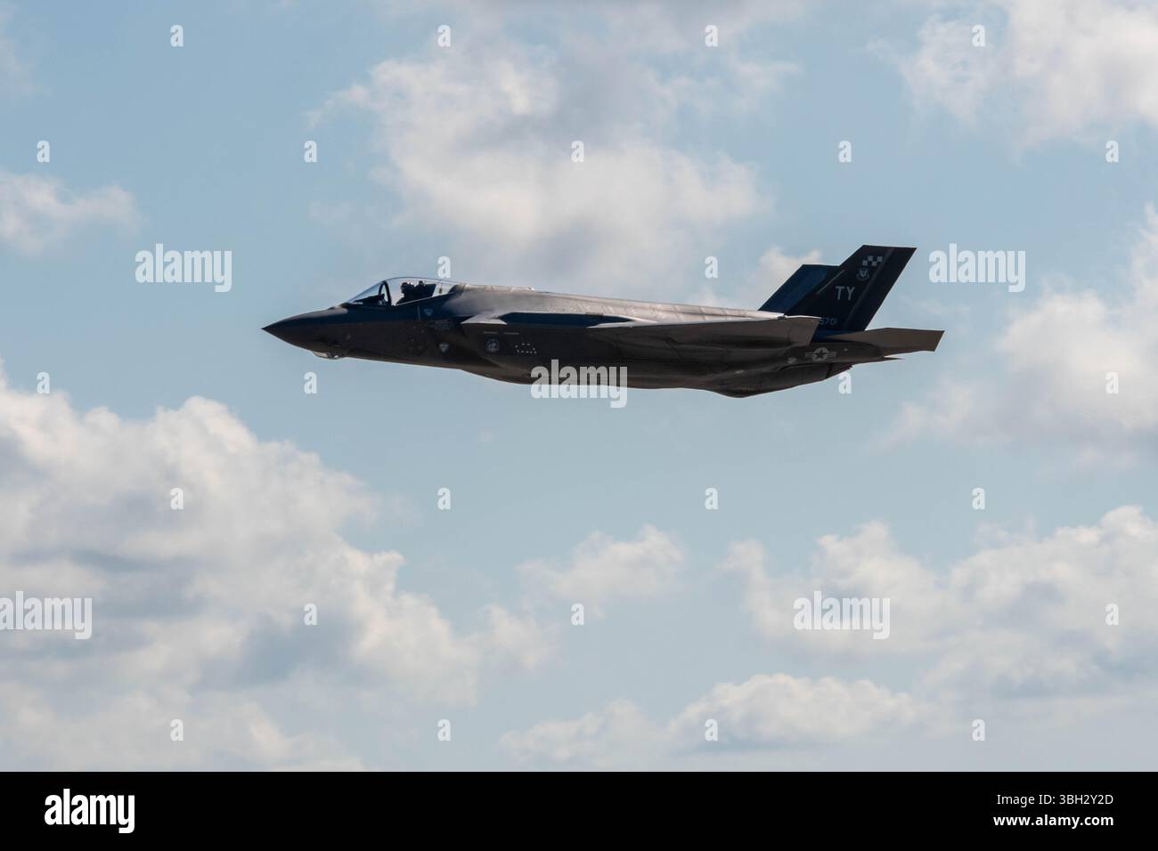 A U.S. Air Force F-35A Lightning II assigned to the 95th Fighter ...