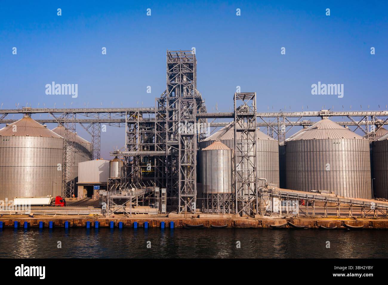 Grain storage terminal with storage tanks and loading lines in the ...