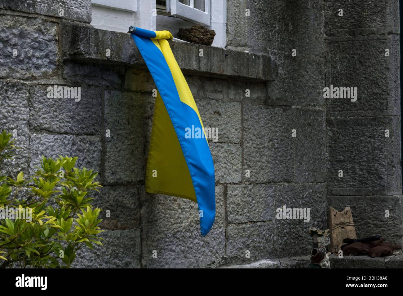 Ukrainian flag hanging from outdoor windowsill Stock Photo - Alamy