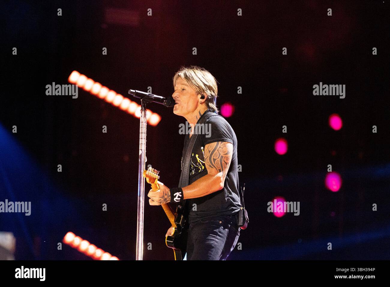NASHVILLE, TENNESSEE - JUNE 6 , 2025: Country singer Keith Urban ...