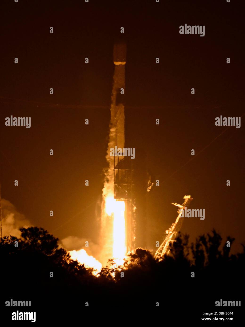 The SpaceX Falcon 9 rocket launches the SXM-10 satellite for Sirius XM ...