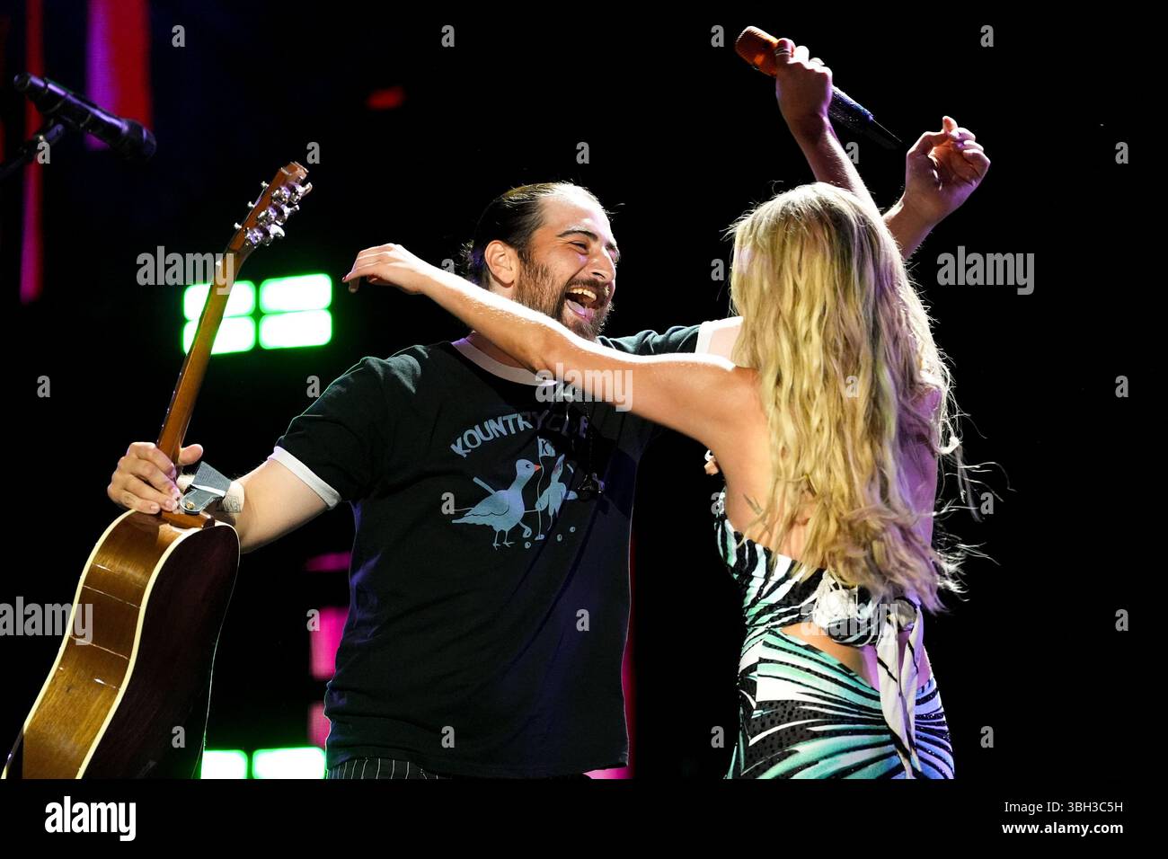 Nashville, United States. 06th June, 2025. Noah Kahan joined Kelsea ...