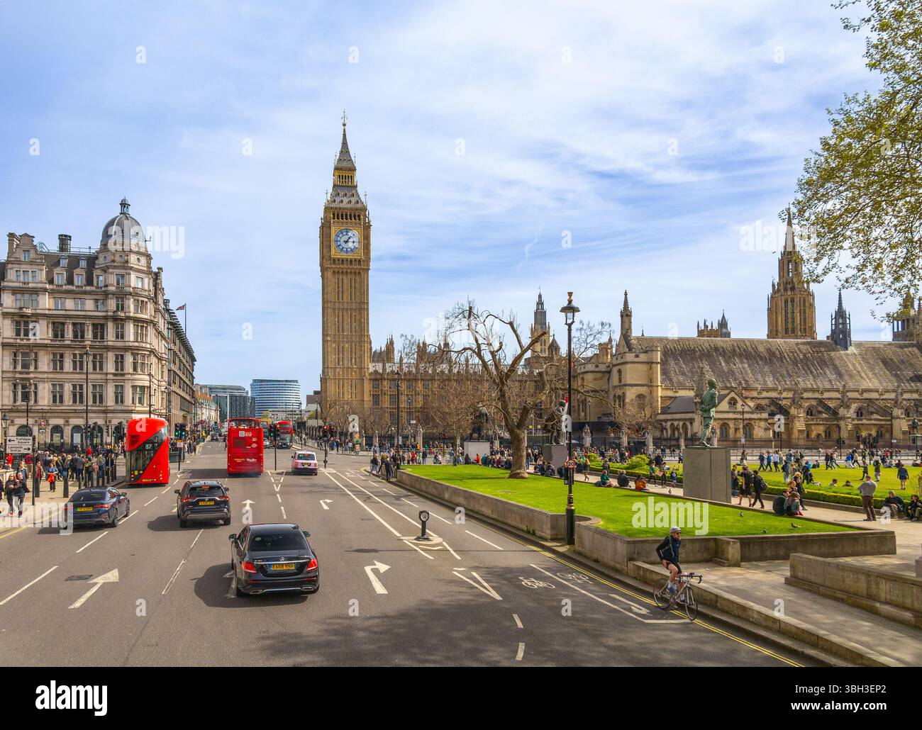 Busy Parliament Square Garden scene with Big Ben, Parliament, red buses ...