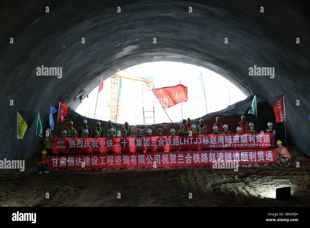 (250607) -- LINXIA, June 7, 2025 (Xinhua) -- Constructors pose for a ...