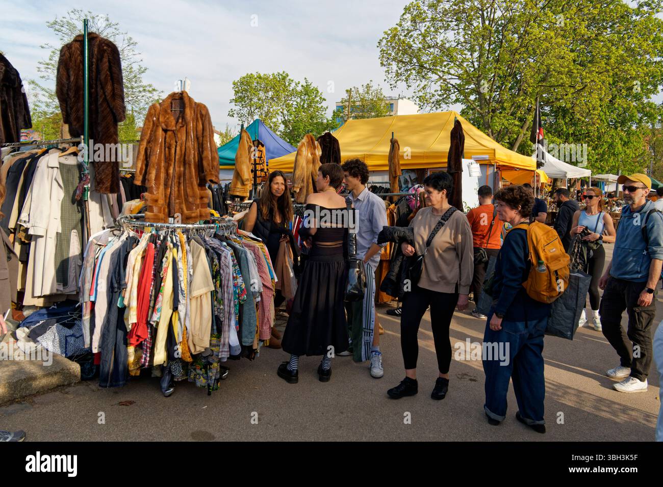 Mauerpark in Prenzlauer Berg, Flohmarkt, Frühling in Berlin, Berlin ...