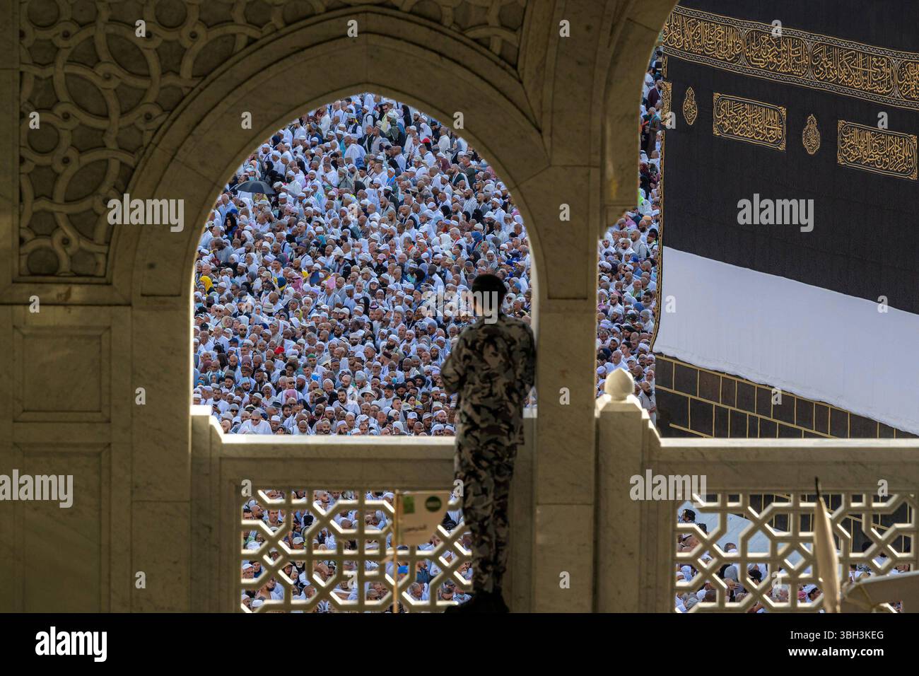 Muslim pilgrims perform Fajr prayer around the Kaaba, Islam s holiest ...