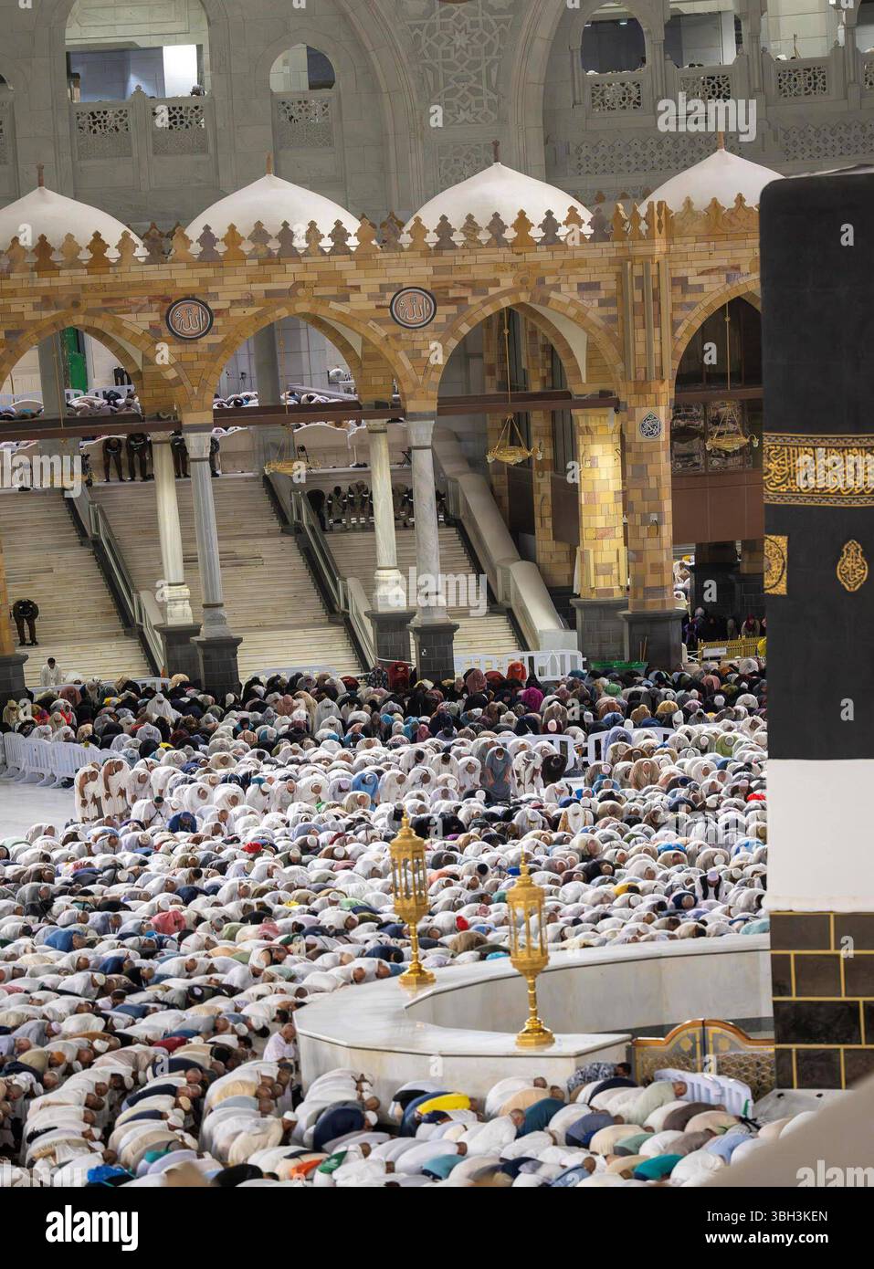 Muslim pilgrims perform Isha prayer around the Kaaba, Islam s holiest ...