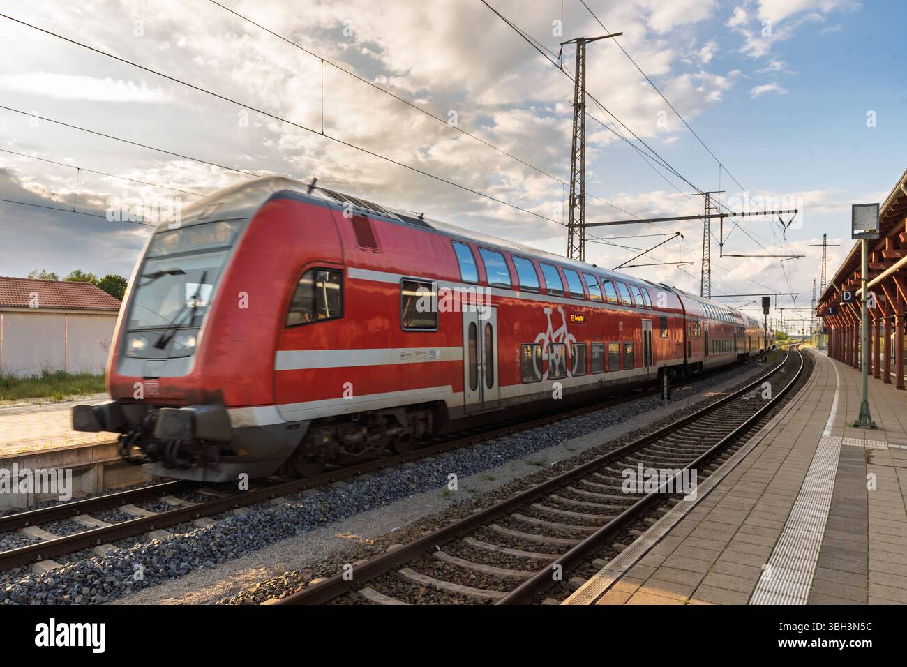 30.05.2025 - Eine Regionalbahn RE3 hält im Bahnhof von Pasewalk ...