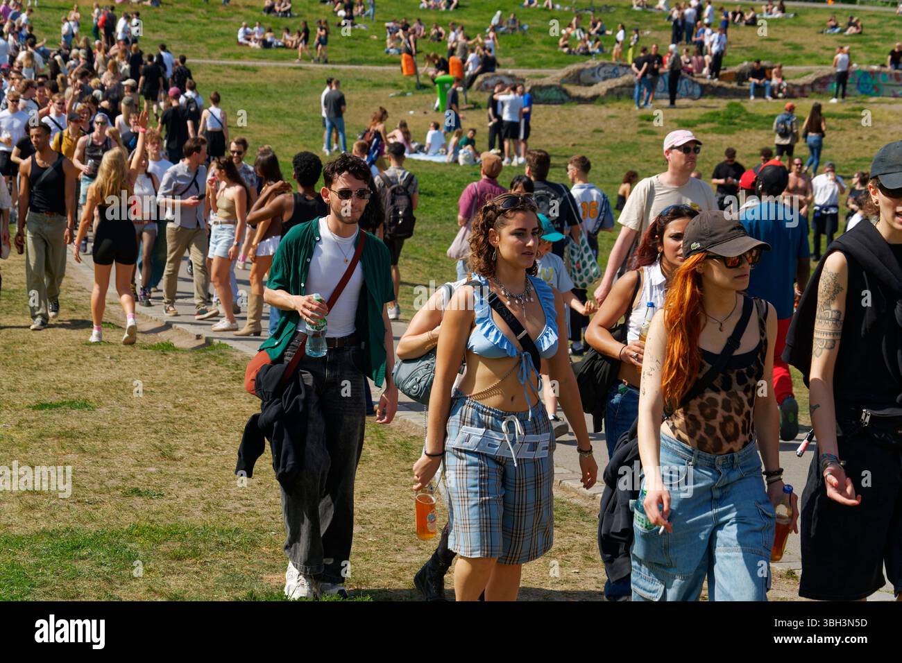 1. Mai, Tag der Arbeit, Menschenmenge im Görlitzer Park, Party, Feiern ...