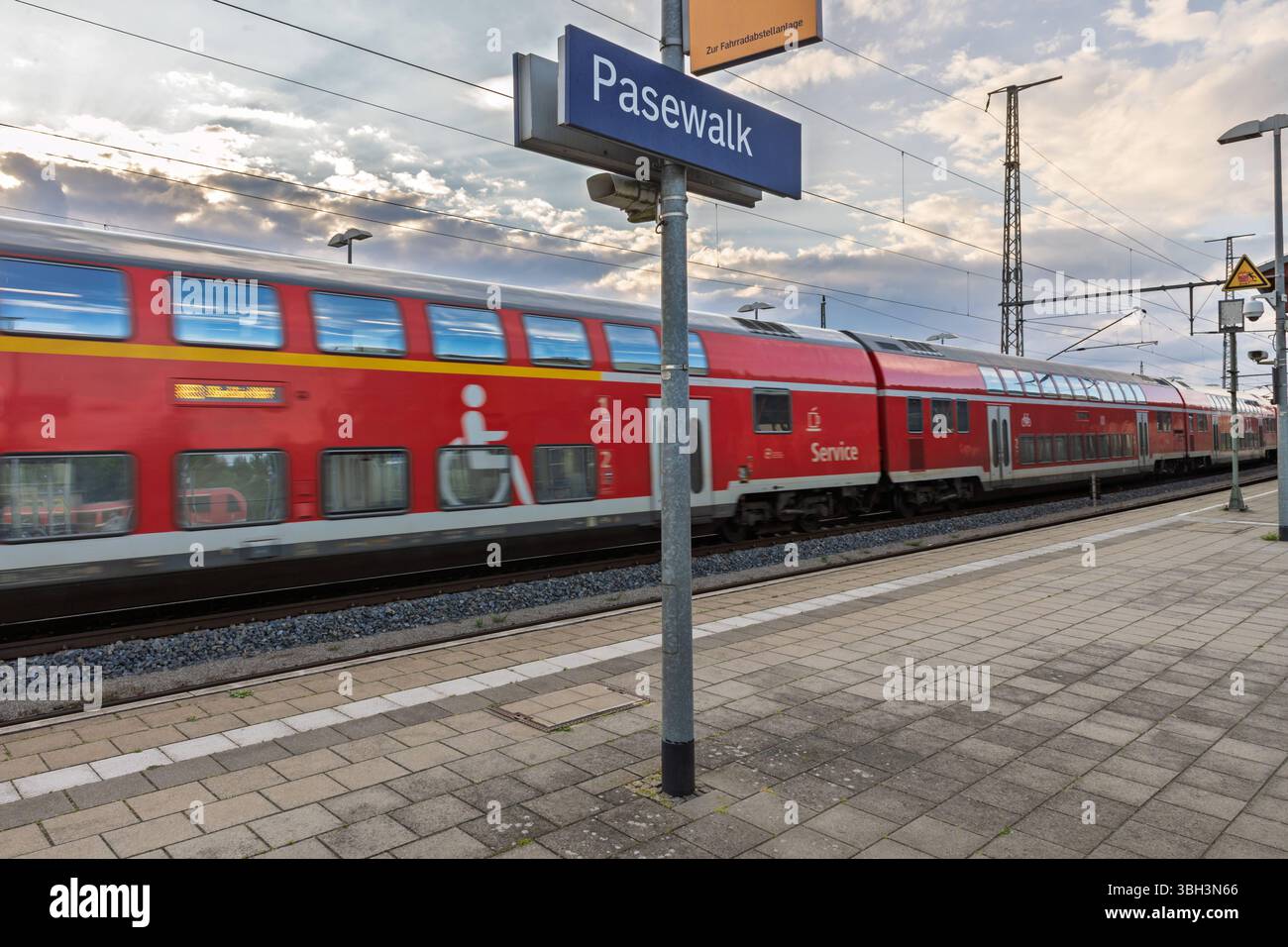 30.05.2025 - Eine Regionalbahn RE3 hält im Bahnhof von Pasewalk ...