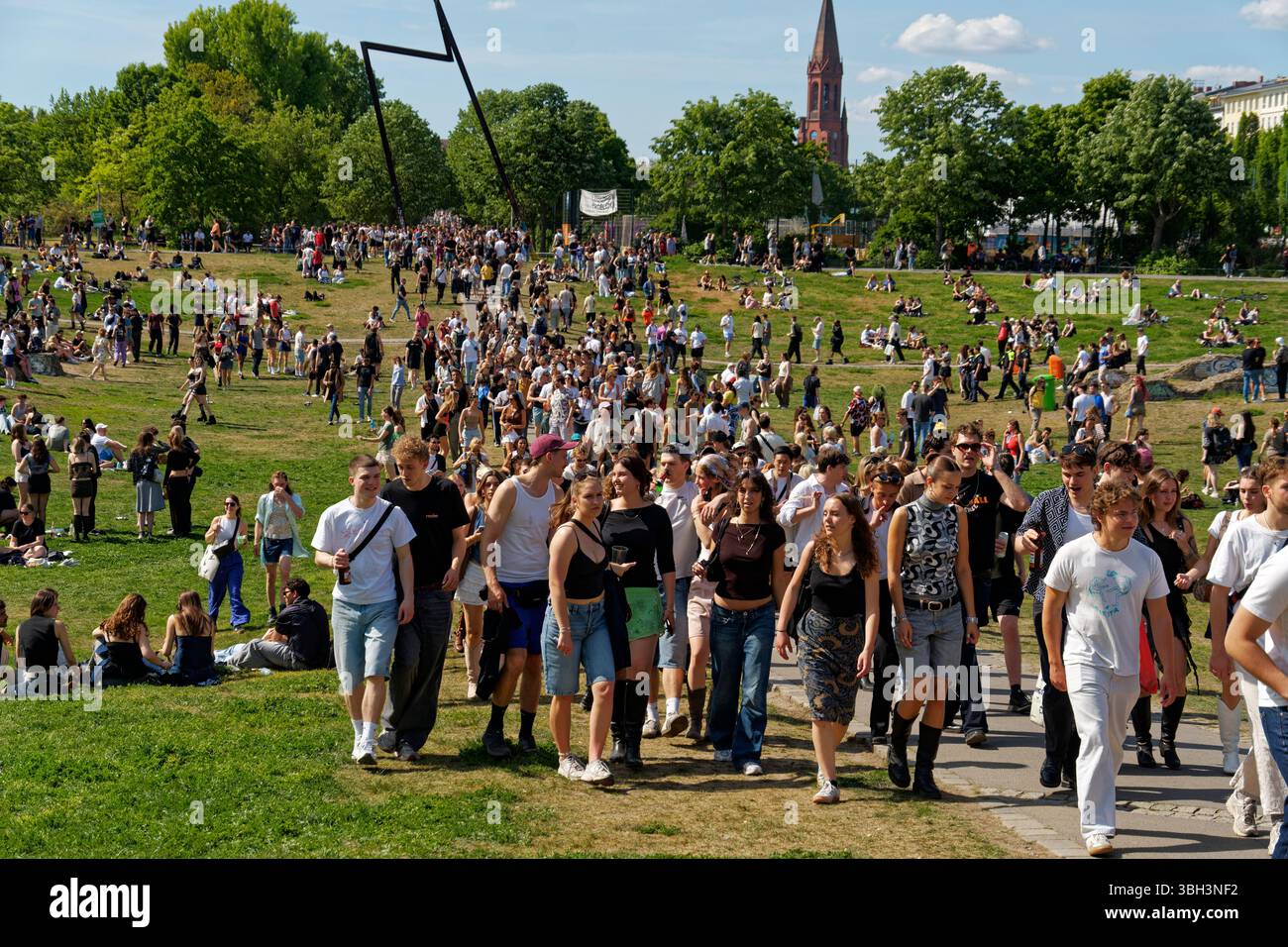 1. Mai, Tag der Arbeit, Menschenmenge im Görlitzer Park, Party, Feiern ...