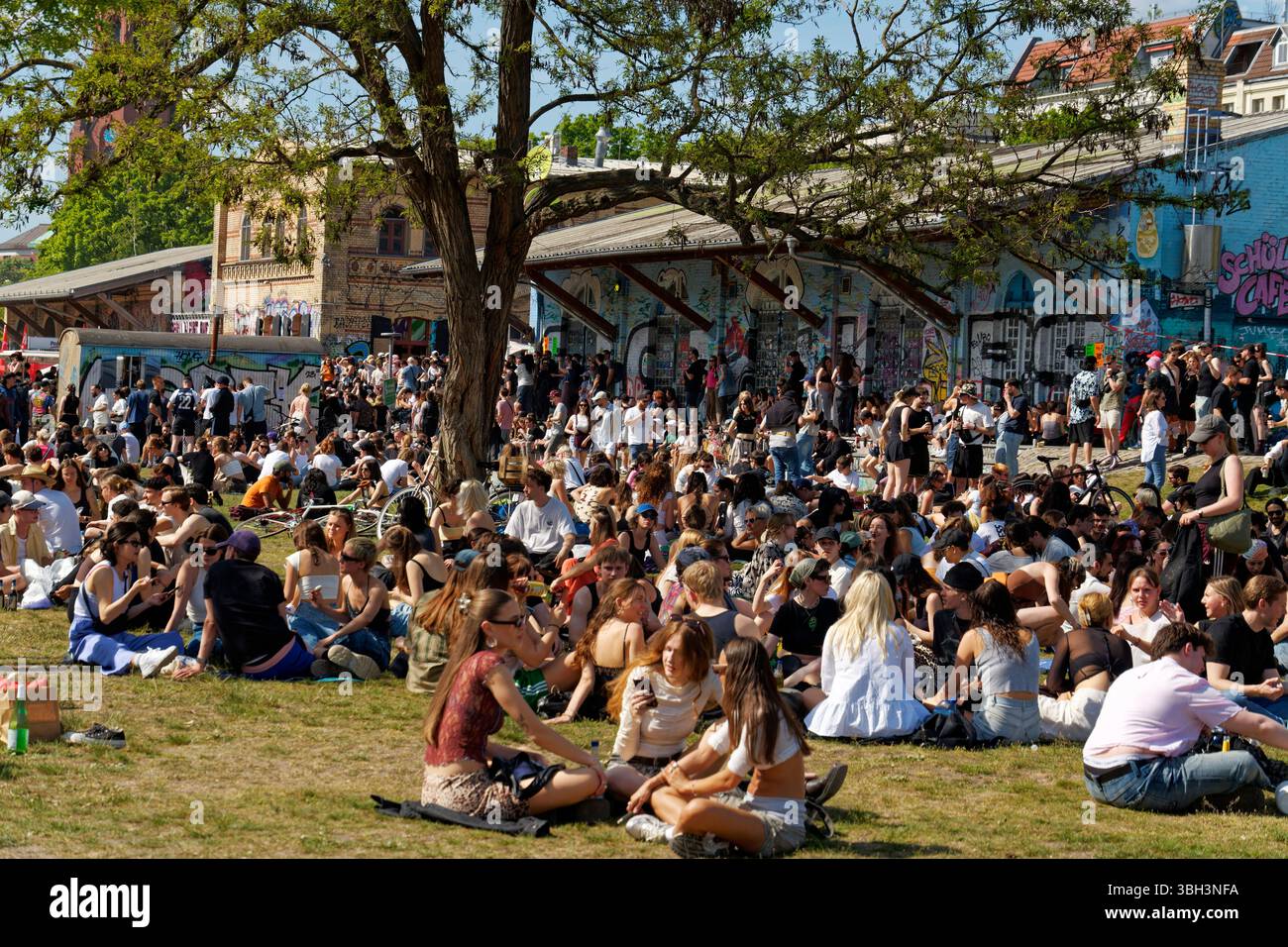 1. Mai, Tag der Arbeit, Menschenmenge im Görlitzer Park, Party, Feiern ...