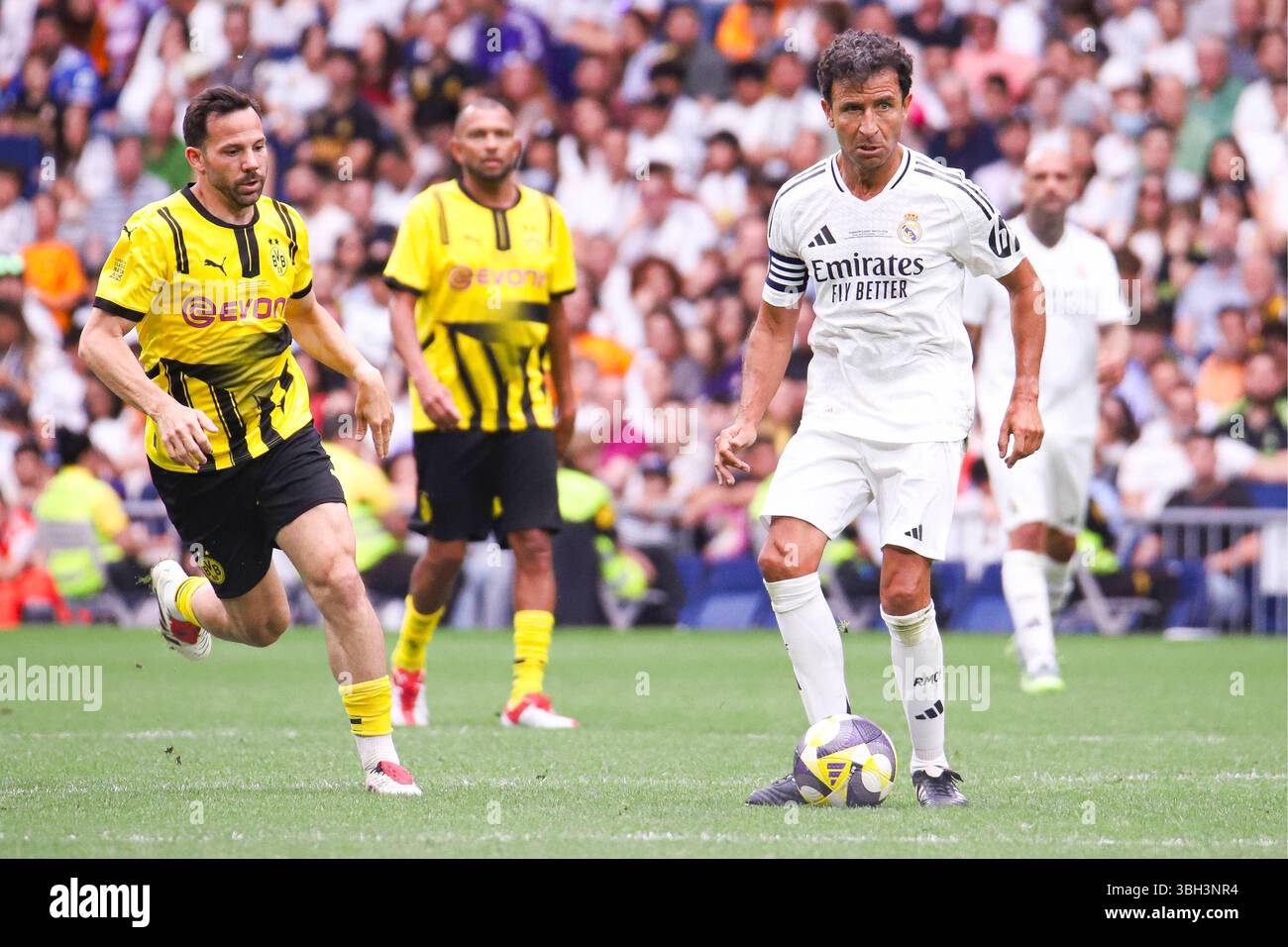 Corazon Classic soccer match Real Madrid legends vs Borussia Dortmund ...