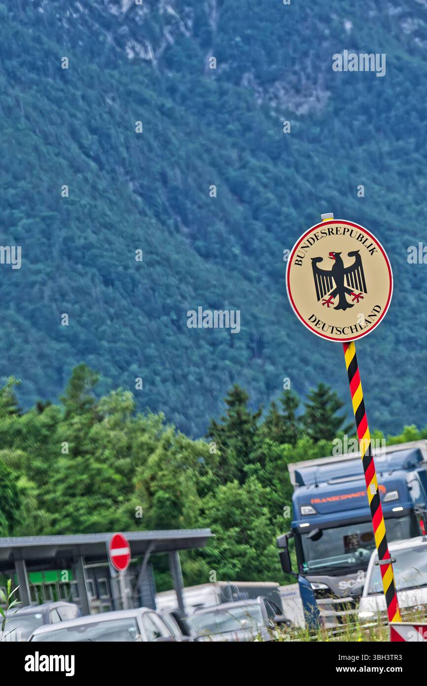 An der Landesgrenze. Der Grenzübergang in die Bundesrepublik ...