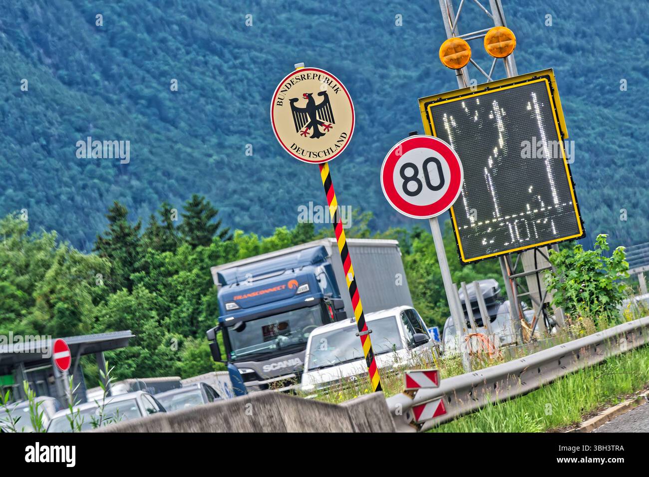 An der Landesgrenze. Der Grenzübergang in die Bundesrepublik ...