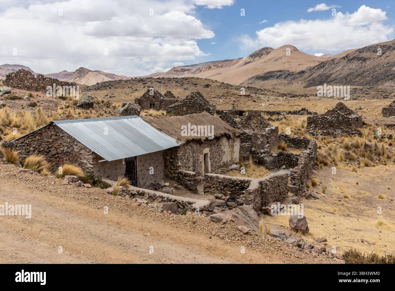 Ruins of Ran Ran village near Mismi volcano, Peru Stock Photo - Alamy