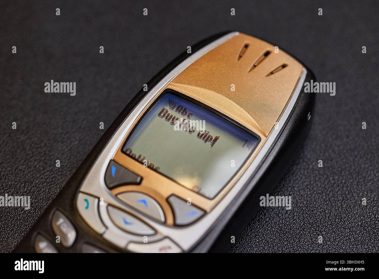 Text message old vintage cell phone hi-res stock photography and images ...
