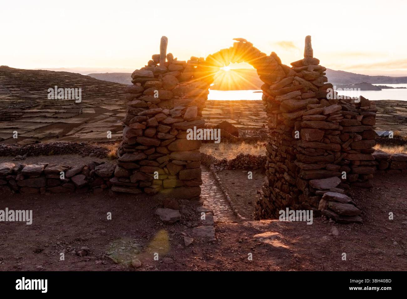 Sunset view of a stone gateway on Pachatata hill on Amantani island in Titicaca lake, Peru Stock ...