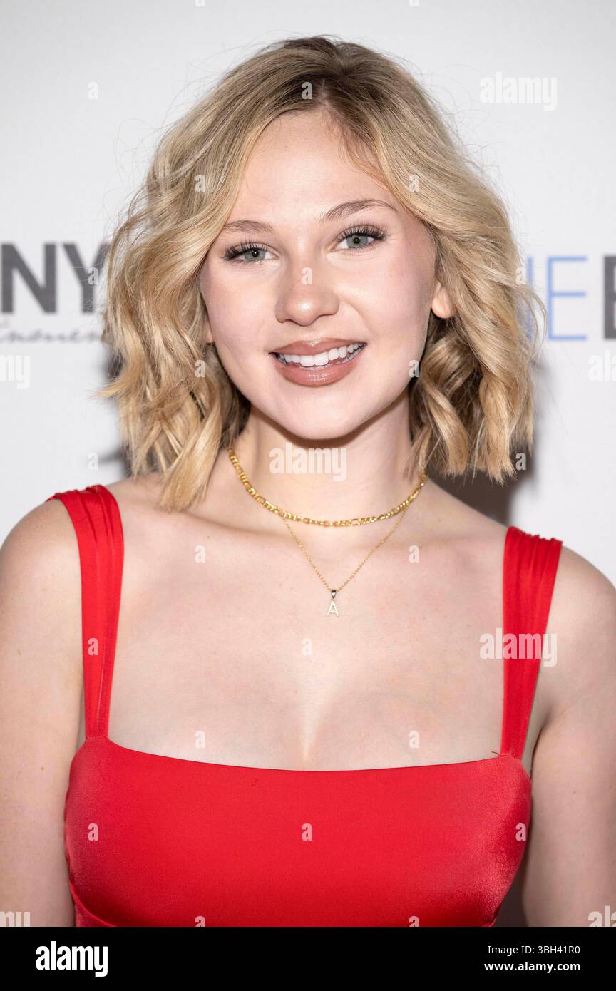 Lily Brooks O'Briant beim LANY Entertainment Summer Mixer in einer ...