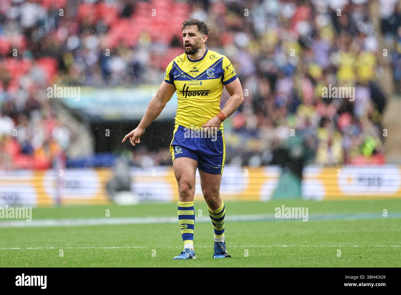 Toby King of Warrington Wolves gives teams mates instructions during ...