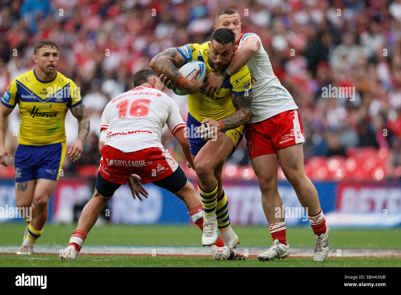 Warrington Wolves' Paul Vaughan (centre) in action with the ball during ...