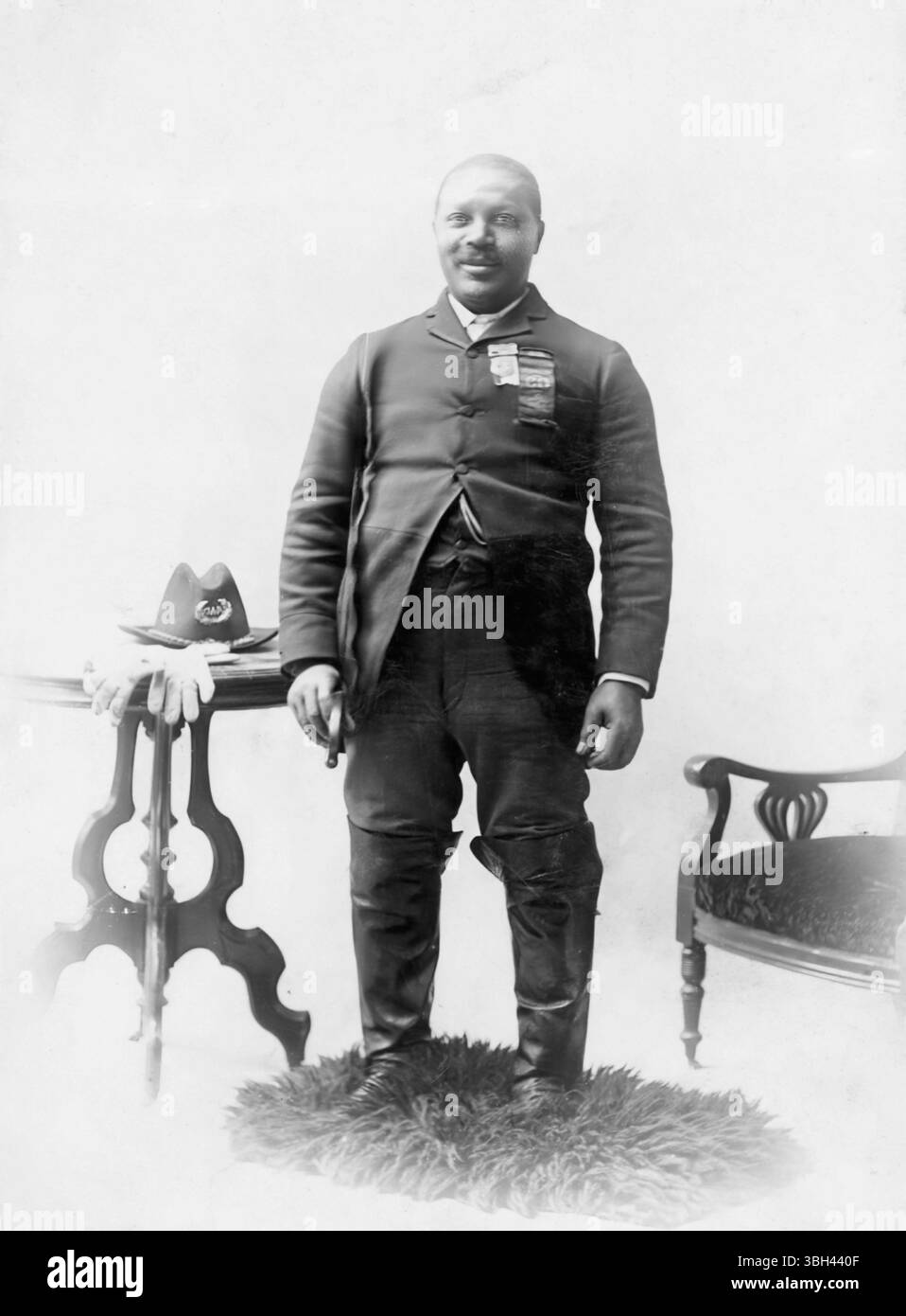 Photograph showing soldier in Black and White Stock Photos & Images - Alamy