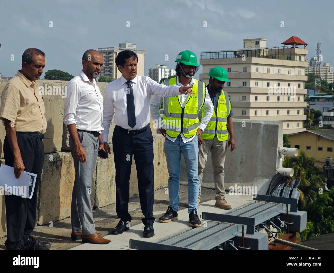 (250607) -- COLOMBO, June 7, 2025 (Xinhua) -- Prasanna Gunasena (2nd L), deputy minister of ...