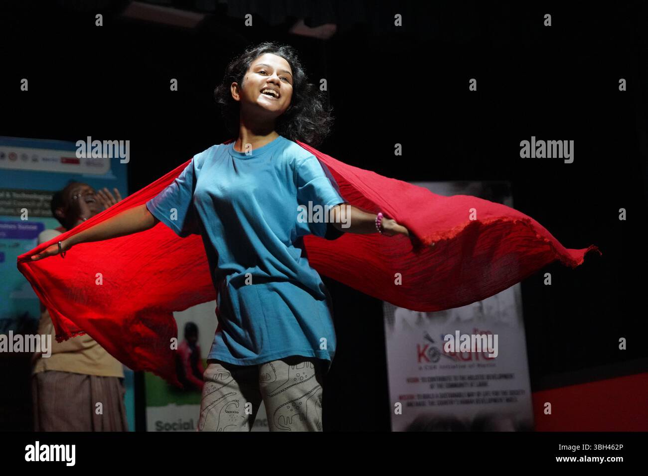 Kolkata, India. 5 June 2025: A scene from “Mimir Prithibi”, a Bengali street play on the ...