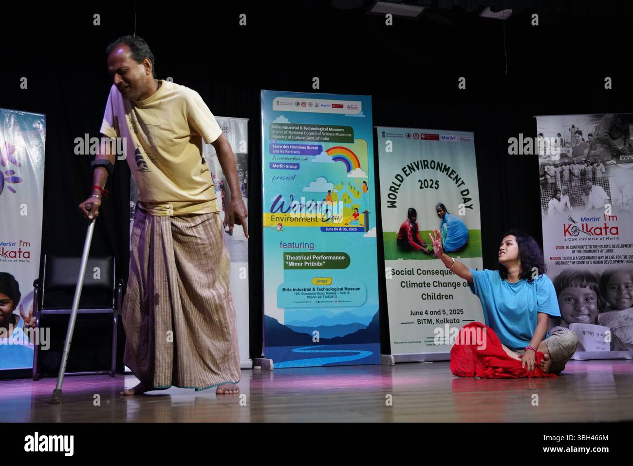 Kolkata, India. 5 June 2025: A scene from “Mimir Prithibi”, a Bengali street play on the ...