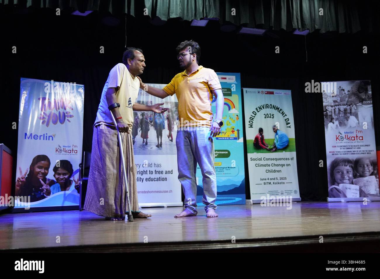 Kolkata, India. 5 June 2025: A scene from “Mimir Prithibi”, a Bengali street play on the ...