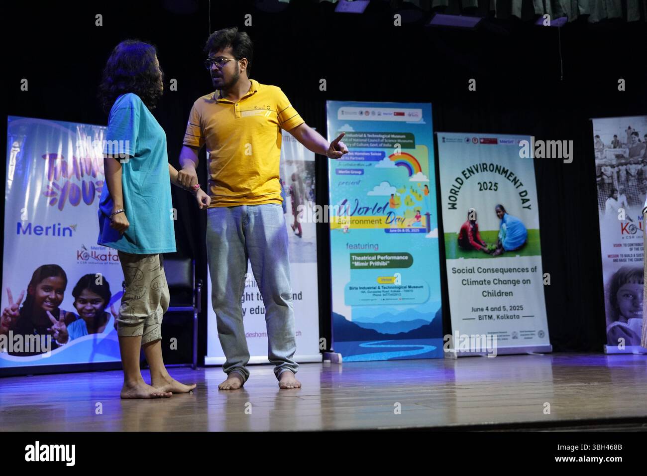 Kolkata, India. 5 June 2025: A scene from “Mimir Prithibi”, a Bengali street play on the ...