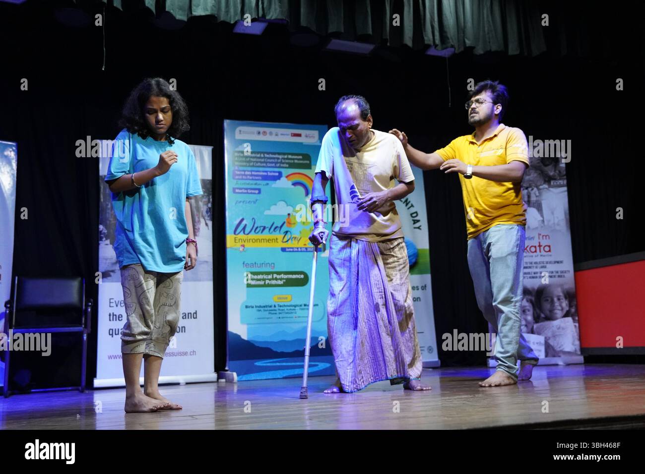Kolkata, India. 5 June 2025: A scene from “Mimir Prithibi”, a Bengali street play on the ...