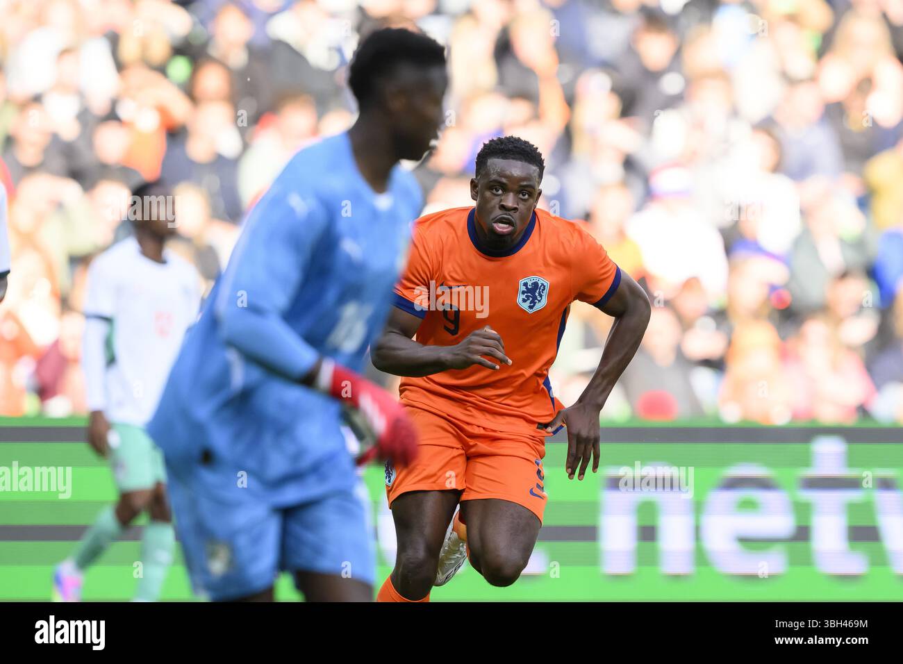 GRONINGEN - (l-r) Ivory Coast U21 goalkeeper Aboubaka Dosso, Noah Ohio ...