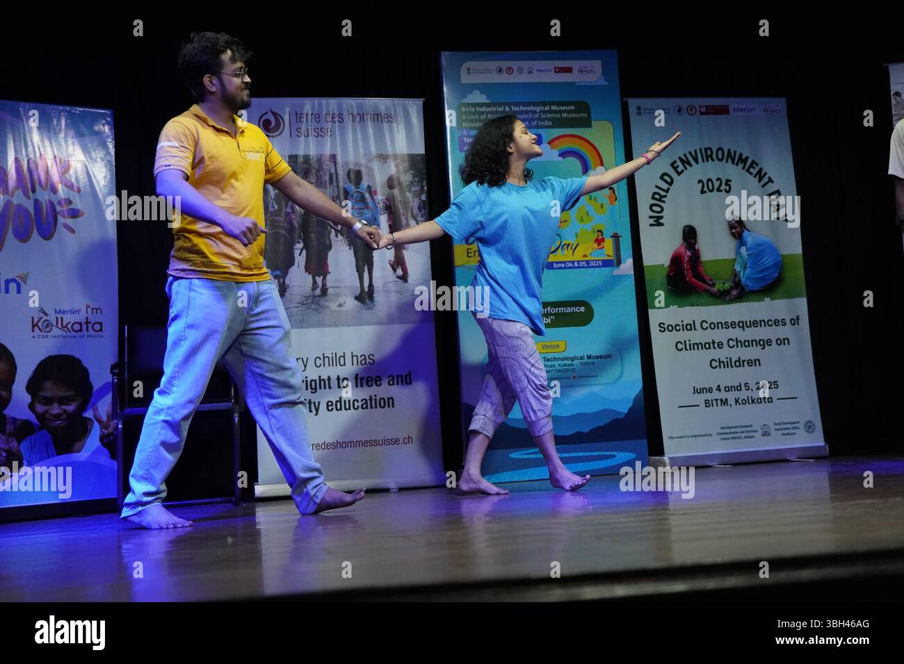 Kolkata, India. 5 June 2025: A scene from “Mimir Prithibi”, a Bengali street play on the ...