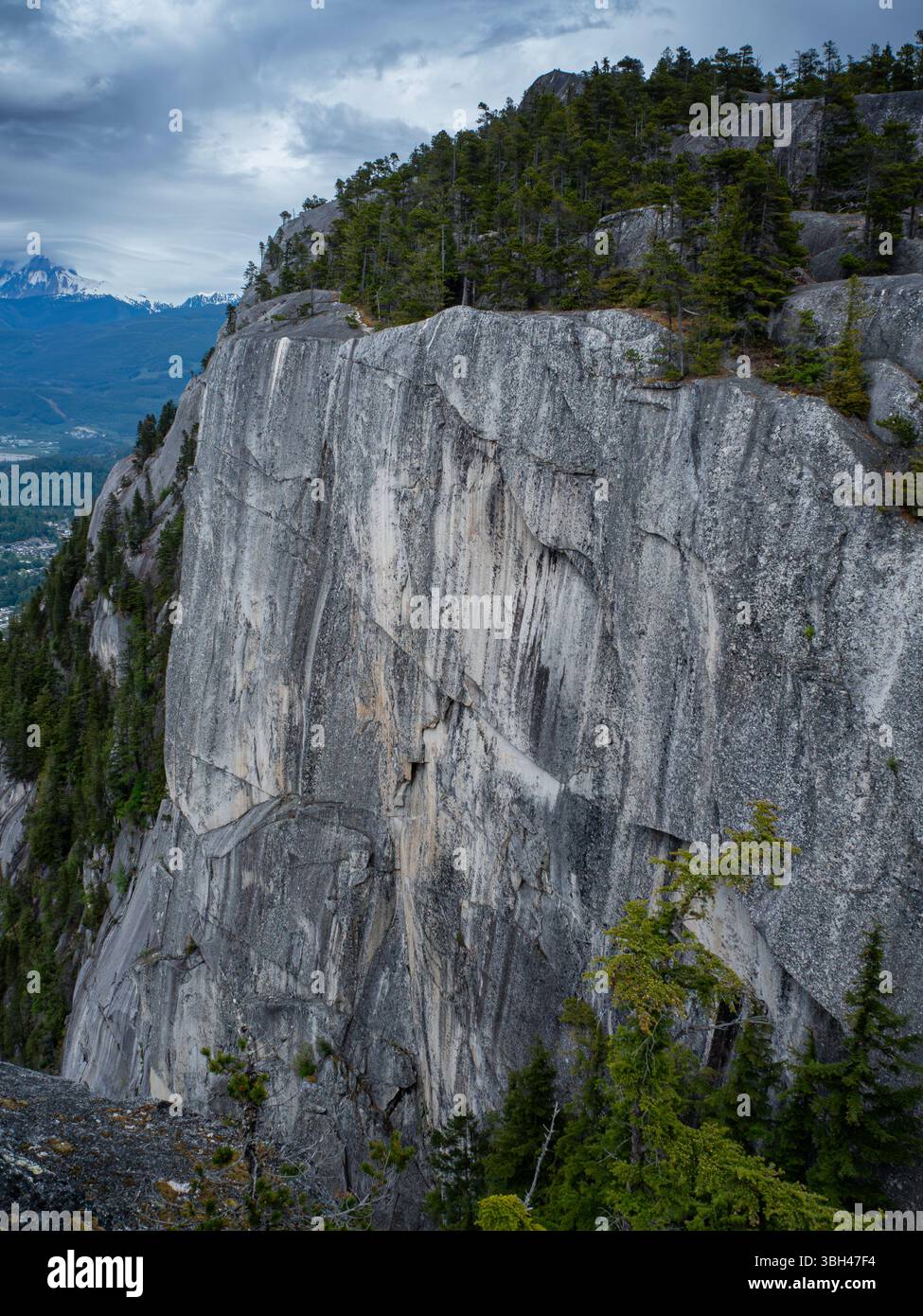 BC00851-00...BRITISH COLUMBIA - The shear granite walls of Stawamus ...