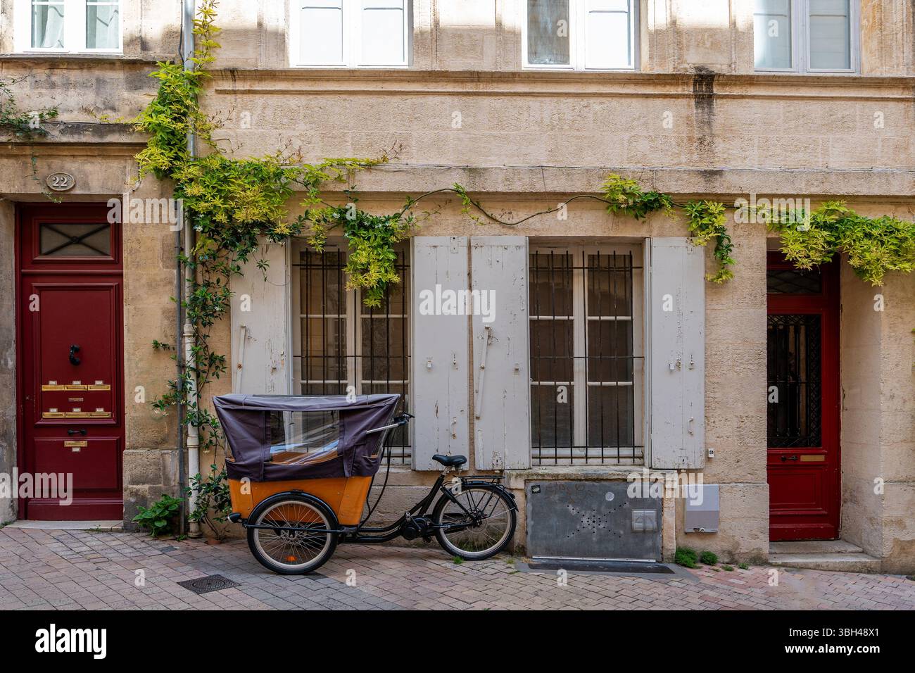 French back streets hi-res stock photography and images - Alamy