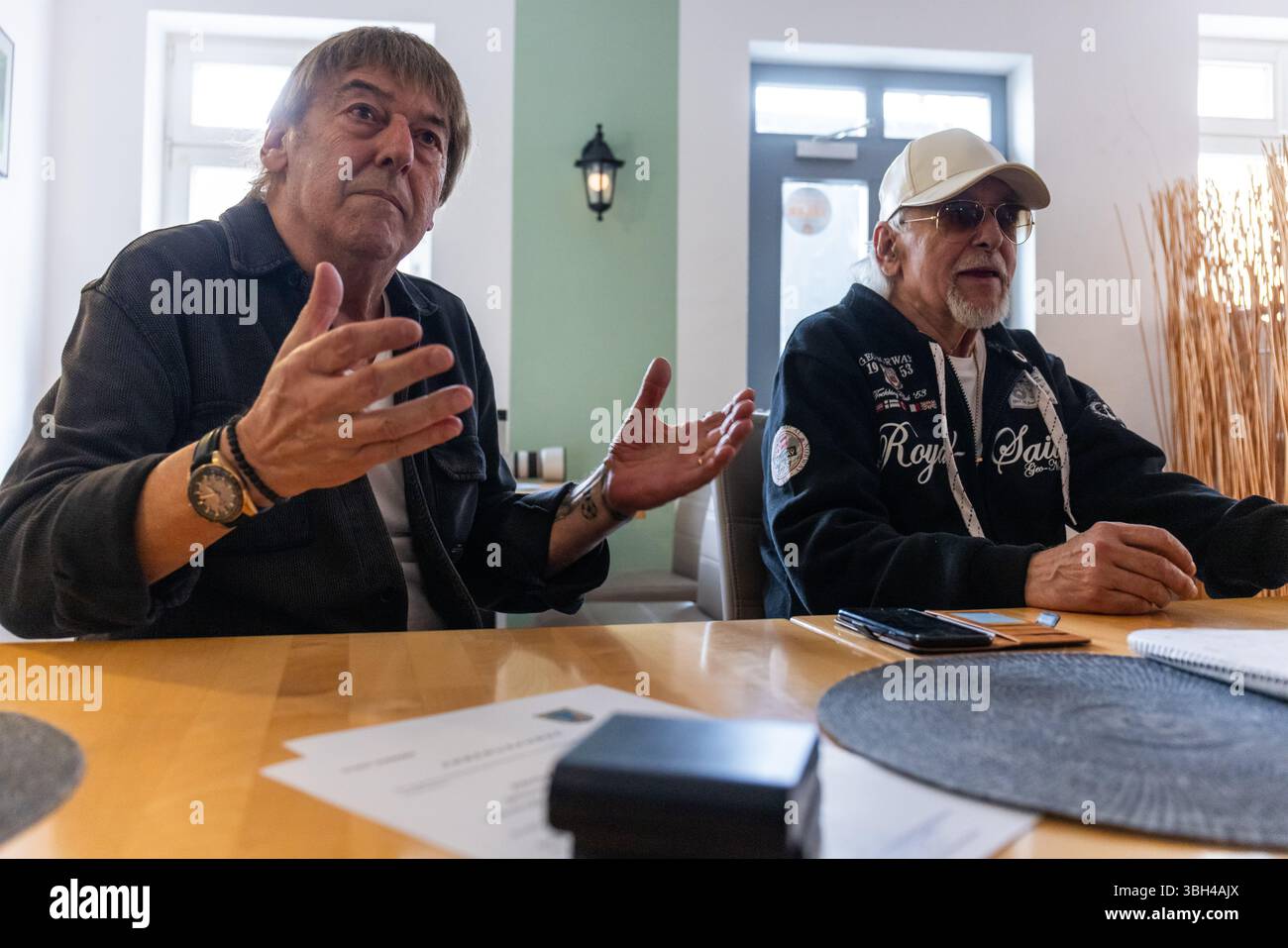 Hungen, Germany. 07th June, 2025. The brothers Bernd (l) and Karl-Heinz ...
