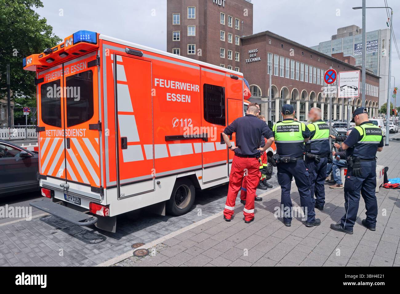 Rettungsdienst in der Stadt Der Rettungsdienst mit Notfallsanitätern ...