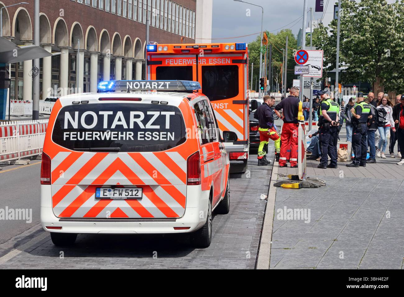 Rettungsdienst in der Stadt Der Rettungsdienst mit Notfallsanitätern ...