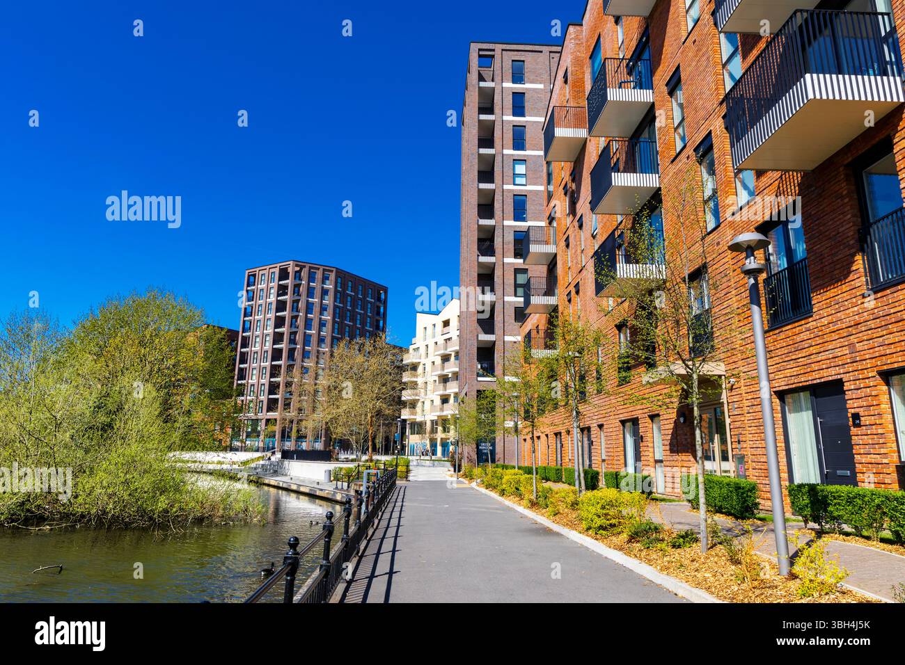 Reading Riverworks residential development on the River Kennet, Reading ...