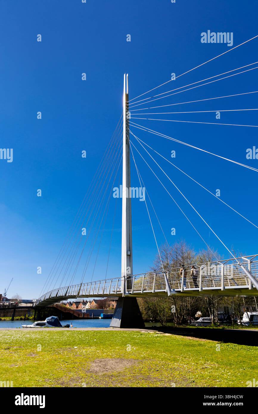 Reading pedestrian and cycle bridge hi-res stock photography and images ...