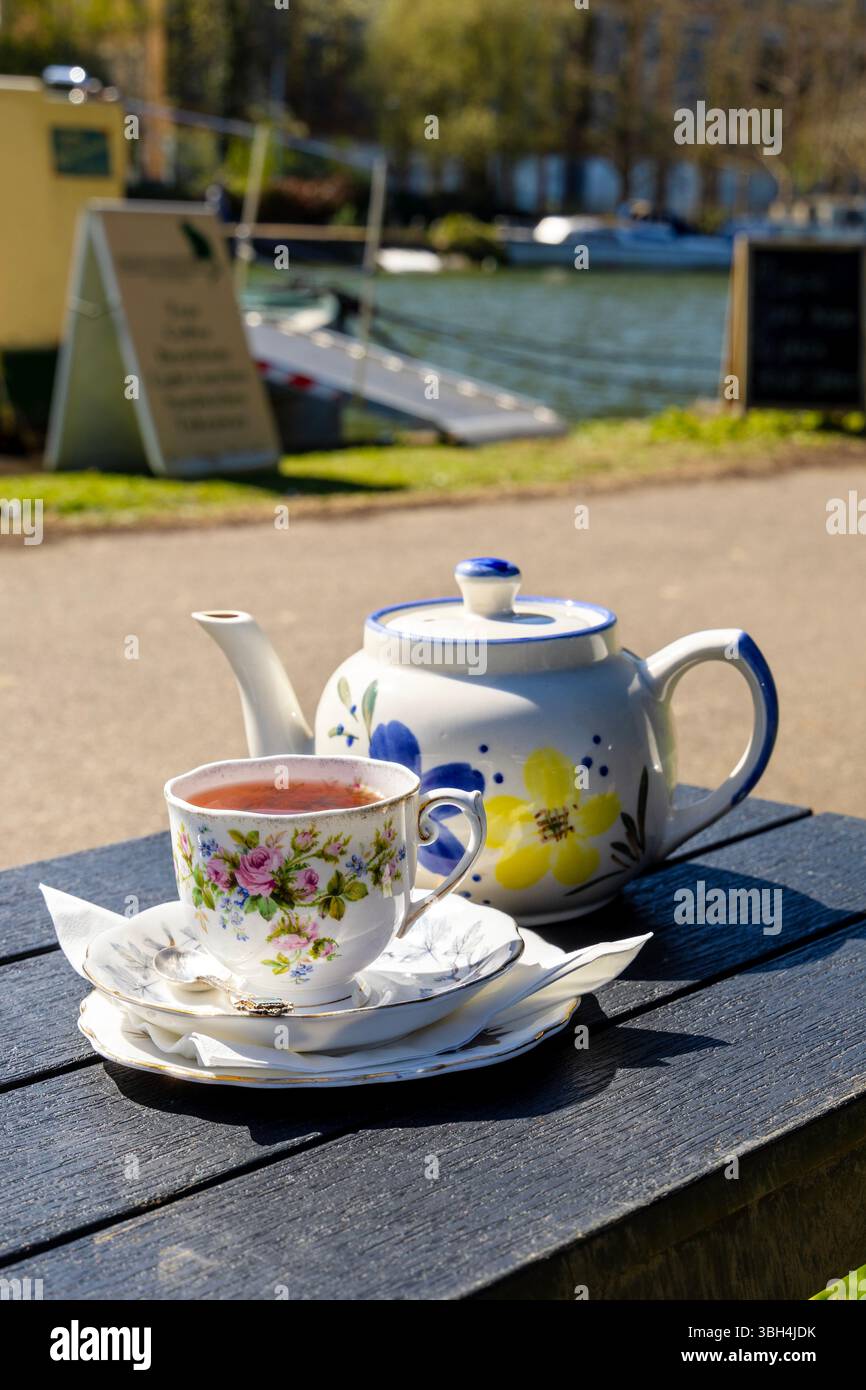 Whittington's tea barge hi-res stock photography and images - Alamy