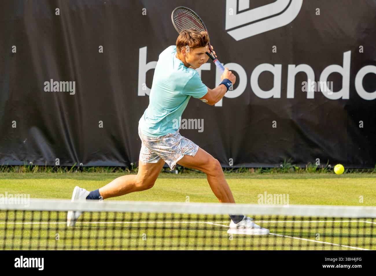 Stuttgart, Deutschland. 07th June, 2025. Rueckhandschlag von Patrick ...