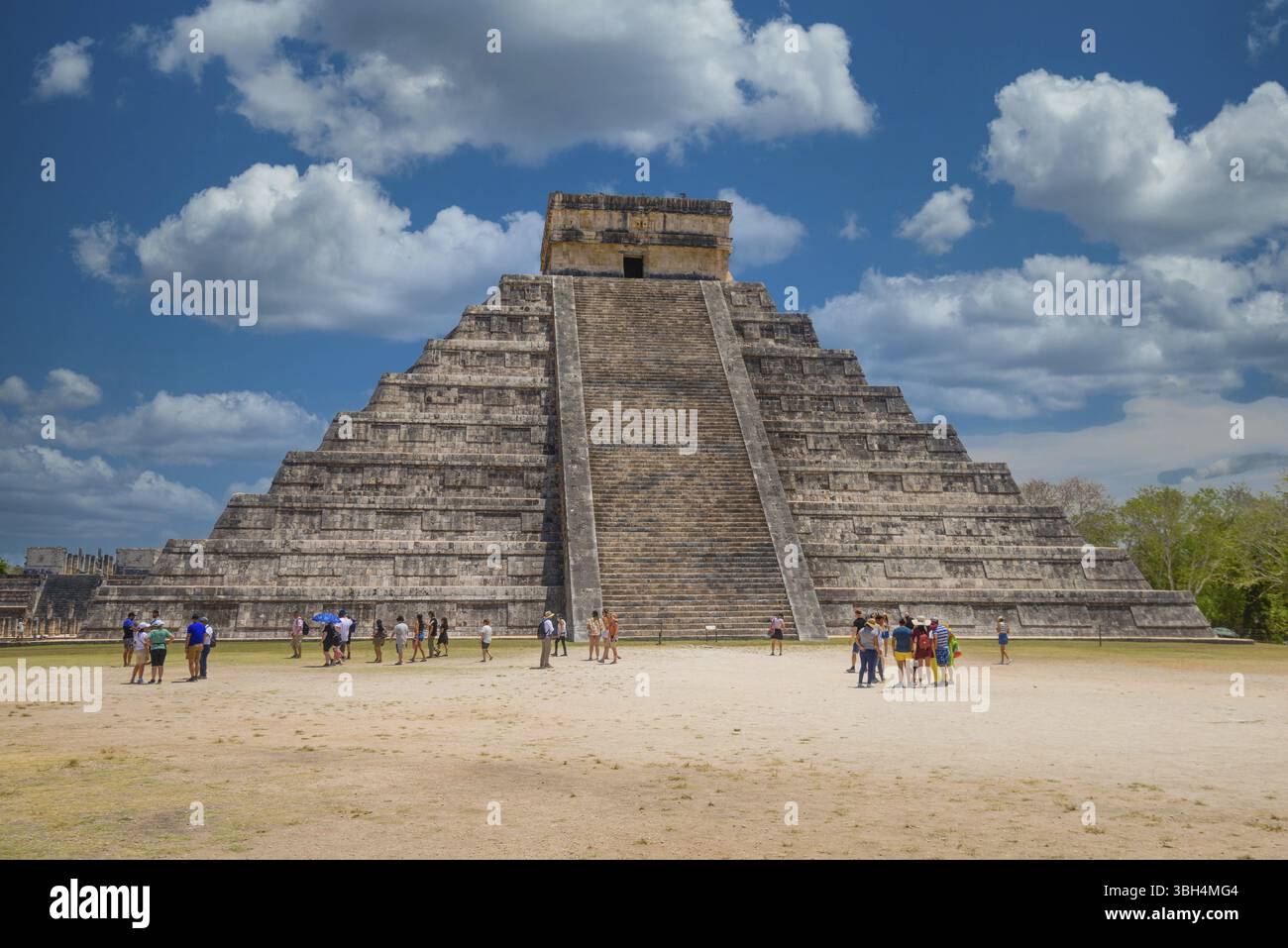 CHICHEN ITZA, MEXICO - APR 2022: Temple Pyramid of Kukulcan El Castillo, Chichen Itza, Yucatan ...