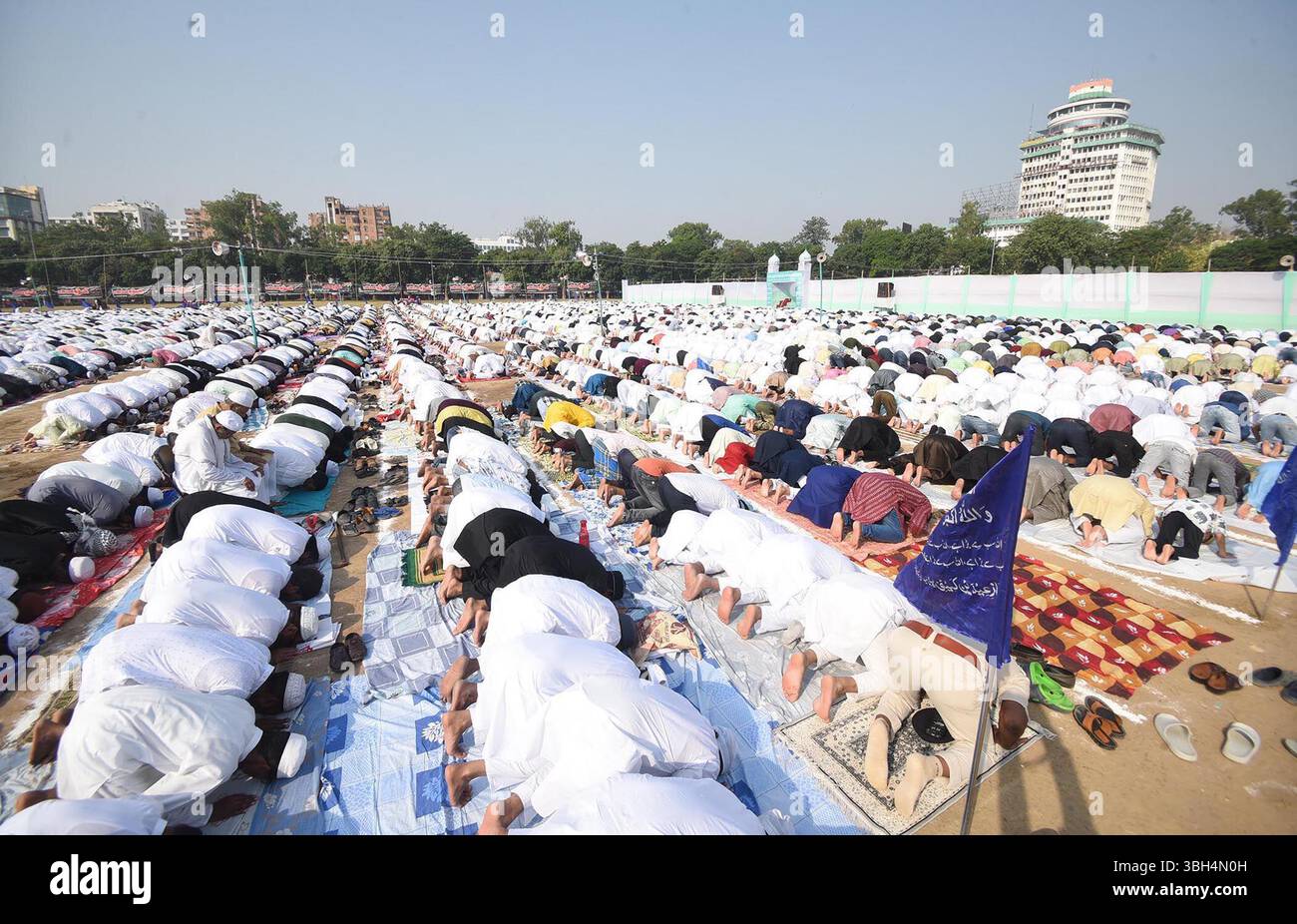 PATNA, INDIA - JUNE 7: Muslim people offers Namaz on the occasion of ...