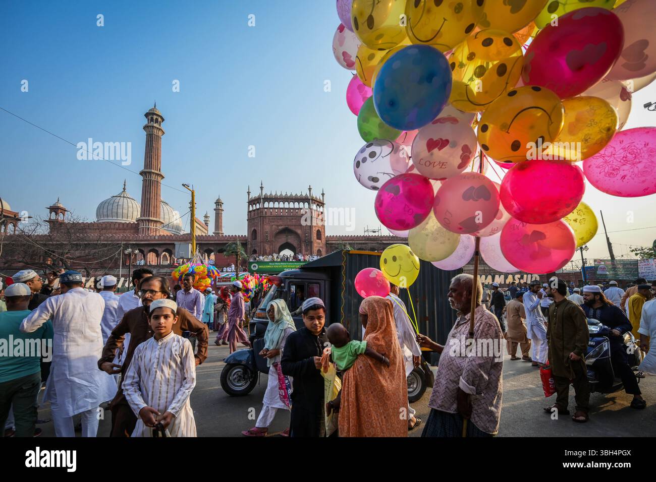 NEW DELHI, INDIA - JUNE 7: Muslims offering prayers at Jama Masjid on ...