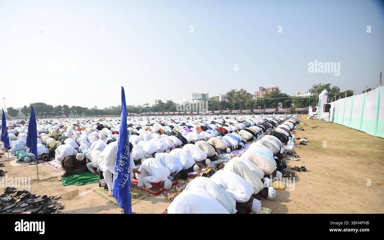 PATNA, INDIA - JUNE 7: Muslim people offers Namaz on the occasion of ...
