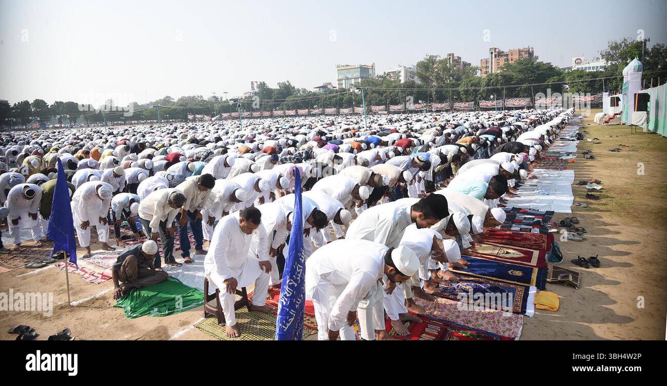 PATNA, INDIA - JUNE 7: Muslim people offers Namaz on the occasion of ...